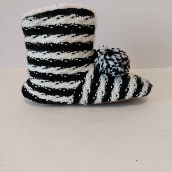 Cuddl Duds | Shoes | Cuddl Duds Black White Knit Tassel Sherpa Lined ...
